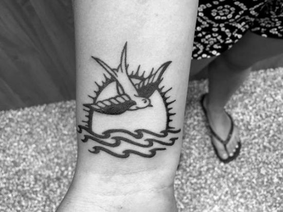 Zwaluw tattoo: betekenissen en 30 tattoo ideeën