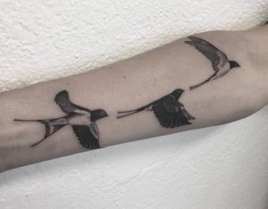 Zwaluw tattoo: betekenissen en 30 tattoo ideeën