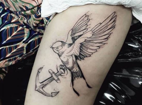 Zwaluw tattoo: betekenissen en 30 tattoo ideeën