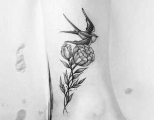 Zwaluw tattoo: betekenissen en 30 tattoo ideeën