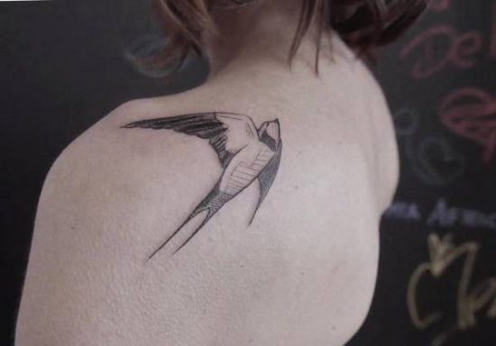 Zwaluw tattoo: betekenissen en 30 tattoo ideeën