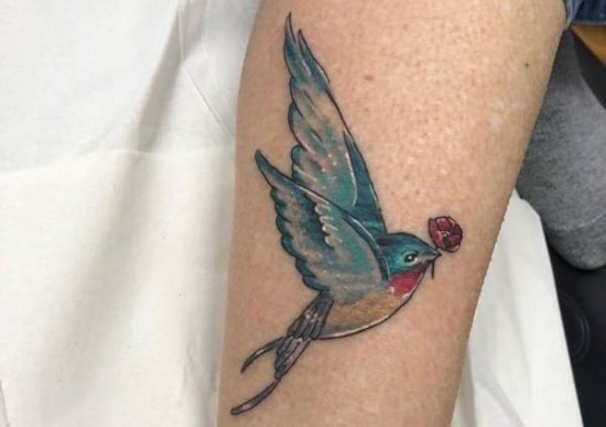 Zwaluw tattoo: betekenissen en 30 tattoo ideeën