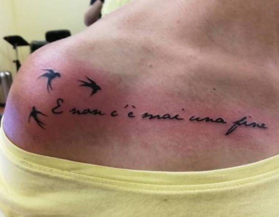 Zwaluw tattoo: betekenissen en 30 tattoo ideeën