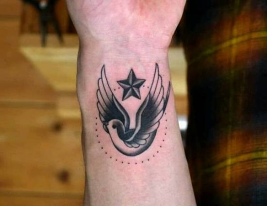 Zwaluw tattoo: betekenissen en 30 tattoo ideeën