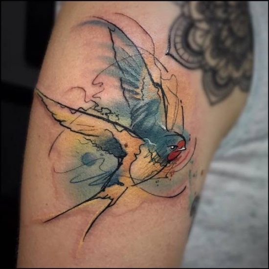 Zwaluw tattoo: betekenissen en 30 tattoo ideeën