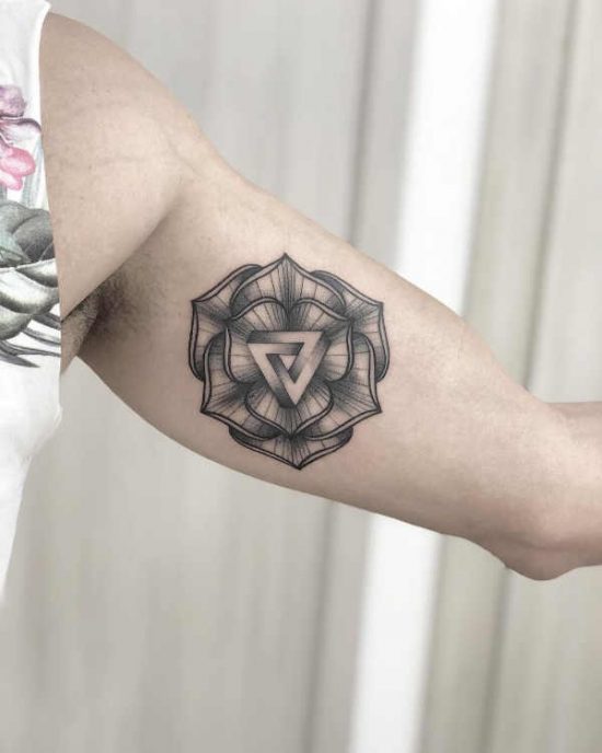 Heilige geometrie tattoo: betekenis en 100x tattoo-inspiratie