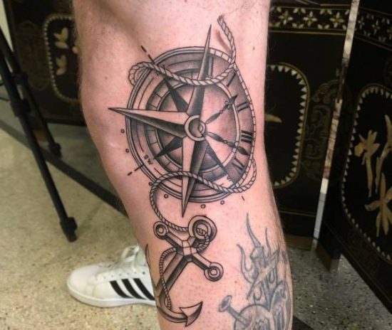 Kompas tattoo: betekenis en 60 ideeën ter inspiratie