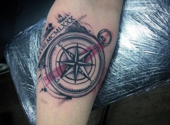 Kompas tattoo: betekenis en 60 ideeën ter inspiratie