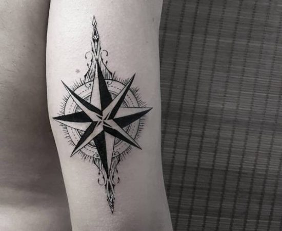 Kompas tattoo: betekenis en 60 ideeën ter inspiratie