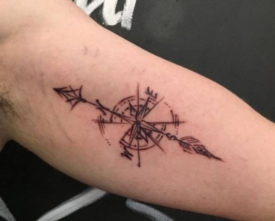 Kompas tattoo: betekenis en 60 ideeën ter inspiratie