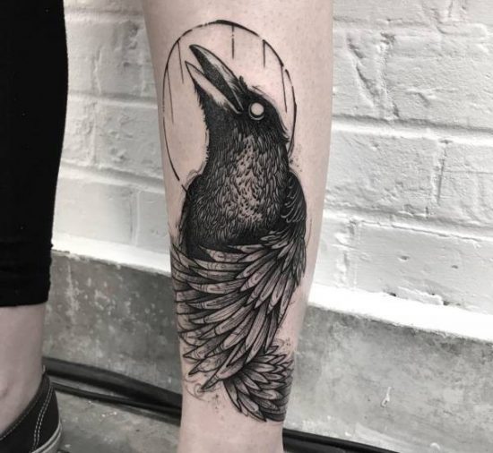 Raaf tattoo: betekenis en 30 ideeën