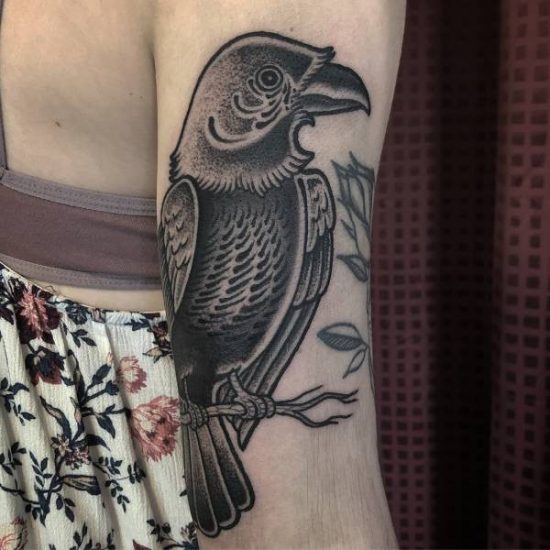 Raaf tattoo: betekenis en 30 ideeën