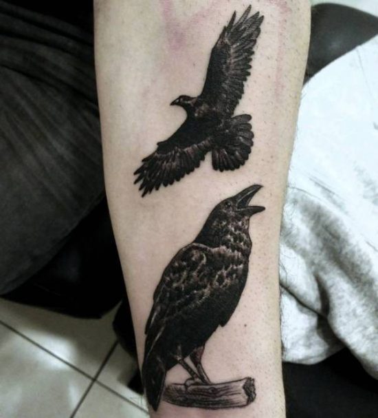 Raaf tattoo: betekenis en 30 ideeën