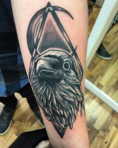 Raaf tattoo: betekenis en 30 ideeën