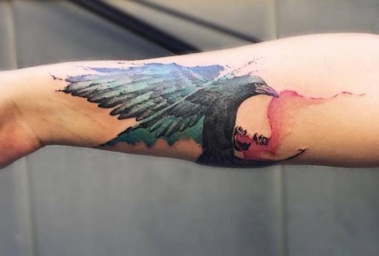 Raaf tattoo: betekenis en 30 ideeën