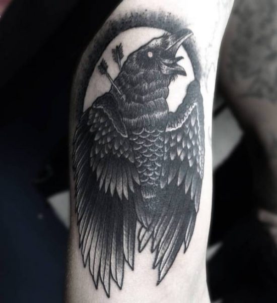 Raaf tattoo: betekenis en 30 ideeën